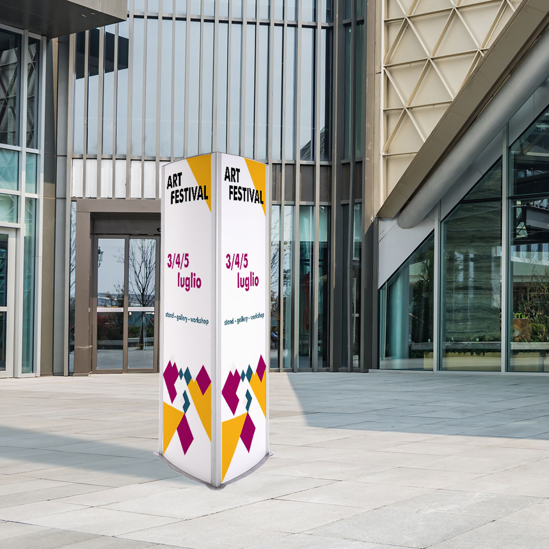 Totem Trifacciale da Esterno Pubblicitario - iWird